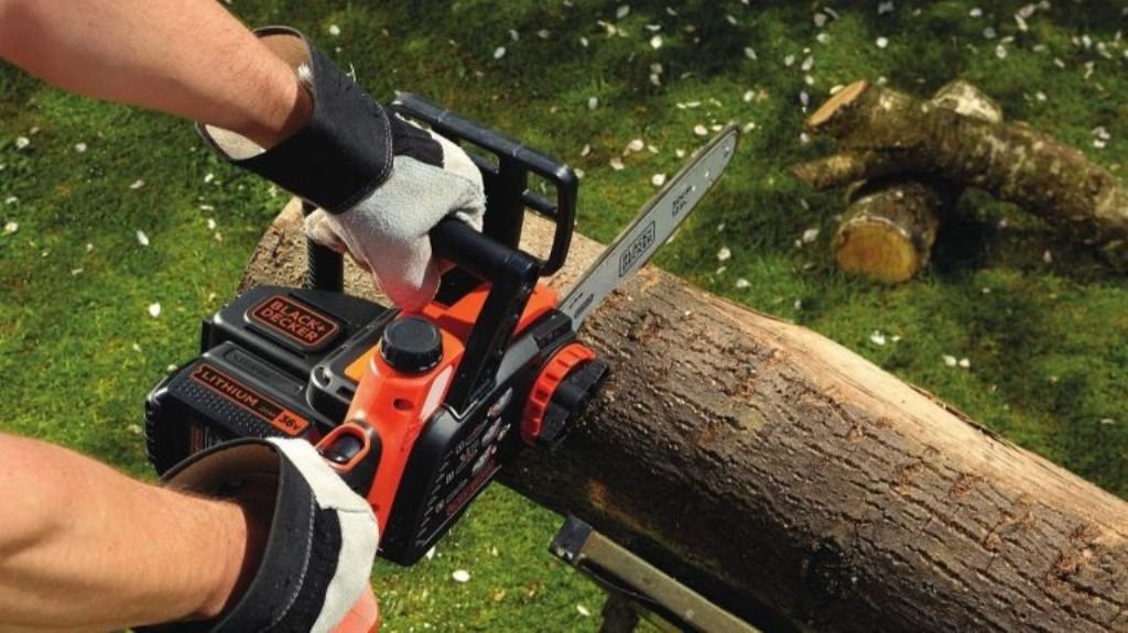 How to Operate a Chainsaw Safely for Garden Use
