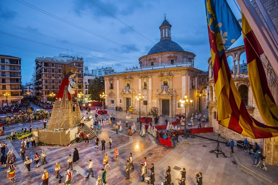 A Mini Travel Guide to Spain: Language, Customs & Etiquette