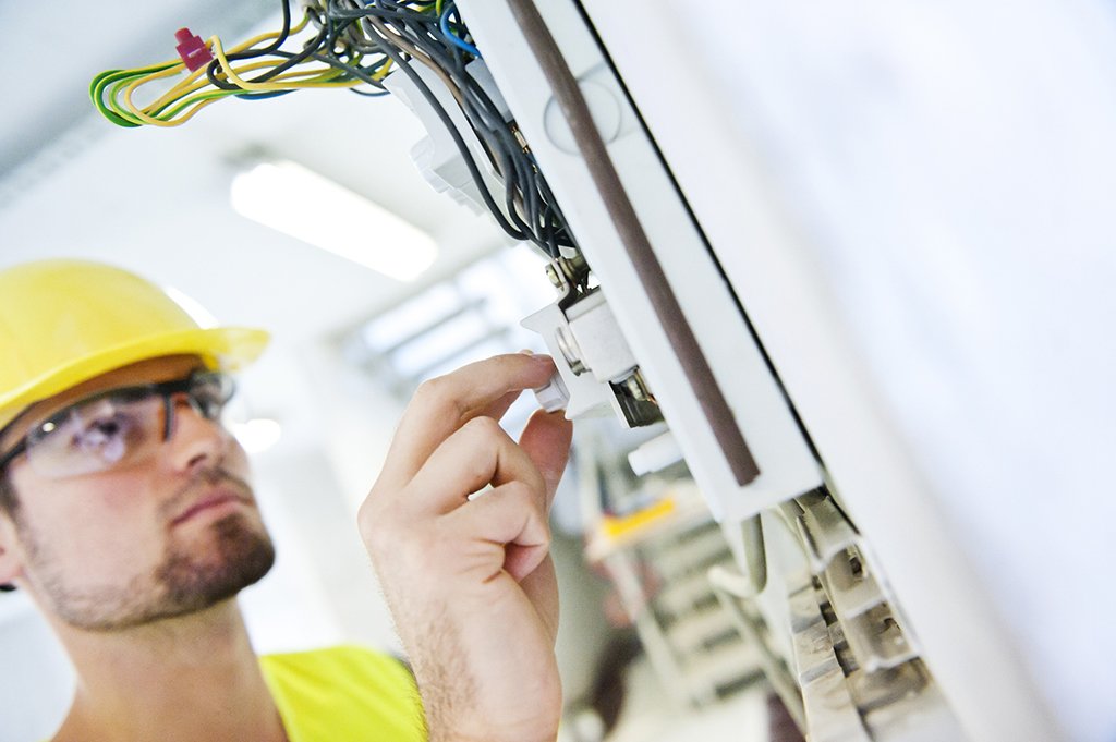 5 Big Reasons To Hire A Professional Electrician